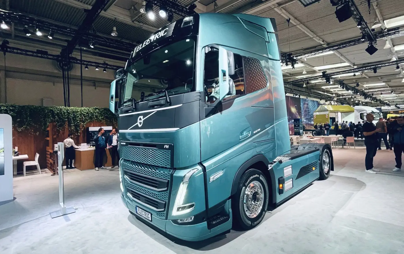 Tesla Semi vs Volvo FH Electric: A Comprehensive Expert Look at Their ...